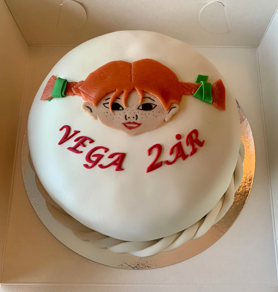 Skylt/text i sockerpasta eller marsipan – Nova Bakery